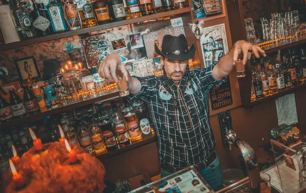 The 12 Best Paris Bars Where You Can Dance