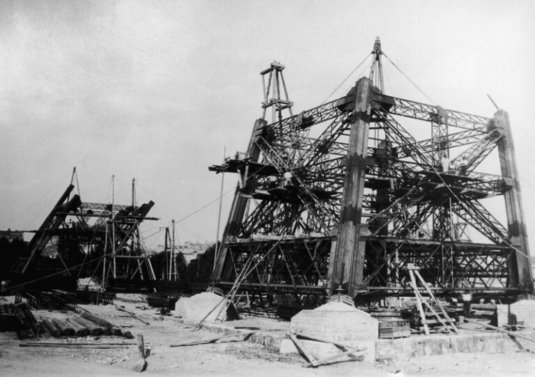 Photos of the Construction of the Eiffel Tower (1887-1889)