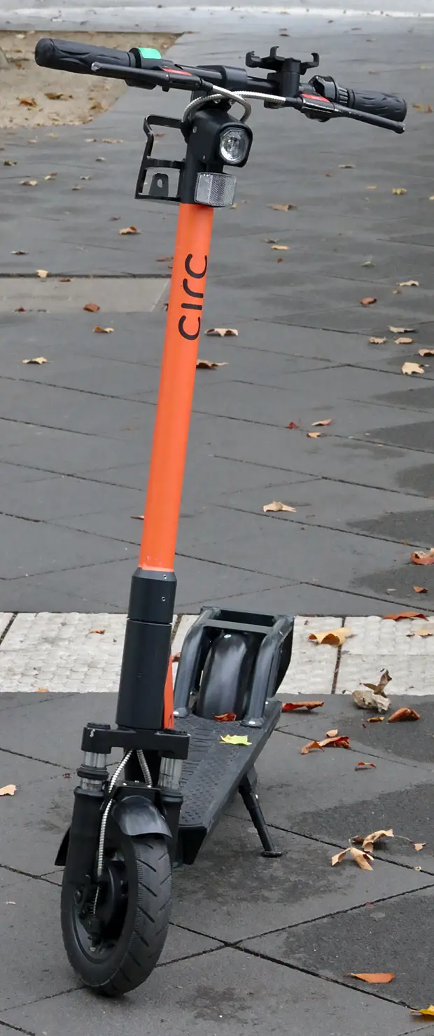 Comparison of Public Electric Scooters in Paris (For Tourists)